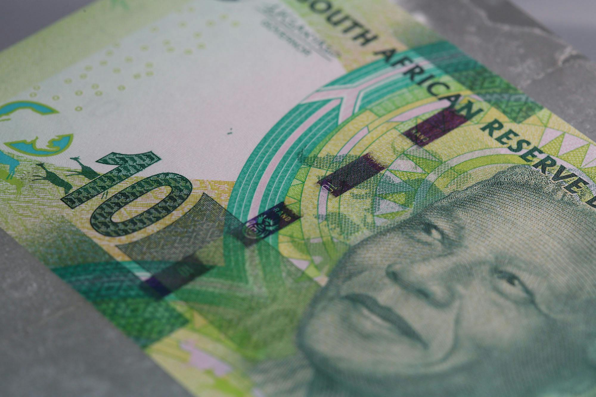South Africa reveals commemorative Mandela bank notes